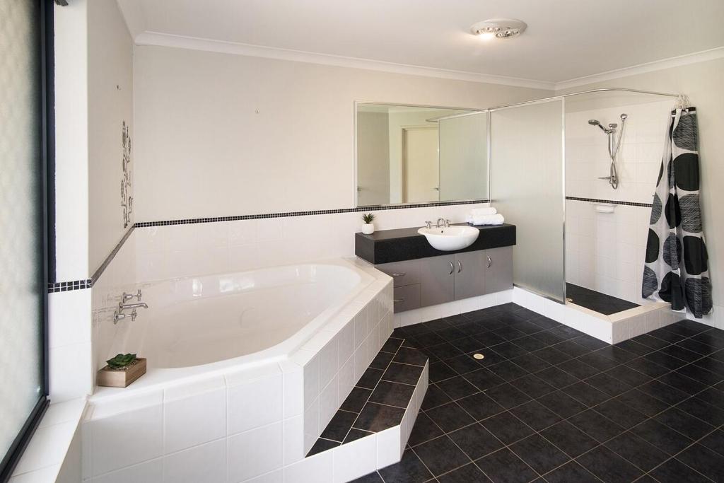 From $53pp - Pebble Beach House- WIFI, Theatre room, Secure yard, Geographe