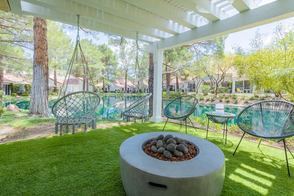 From $87 - Waterfront Townhouse w Pond & Fire Pit U015, Las Vegas, NV