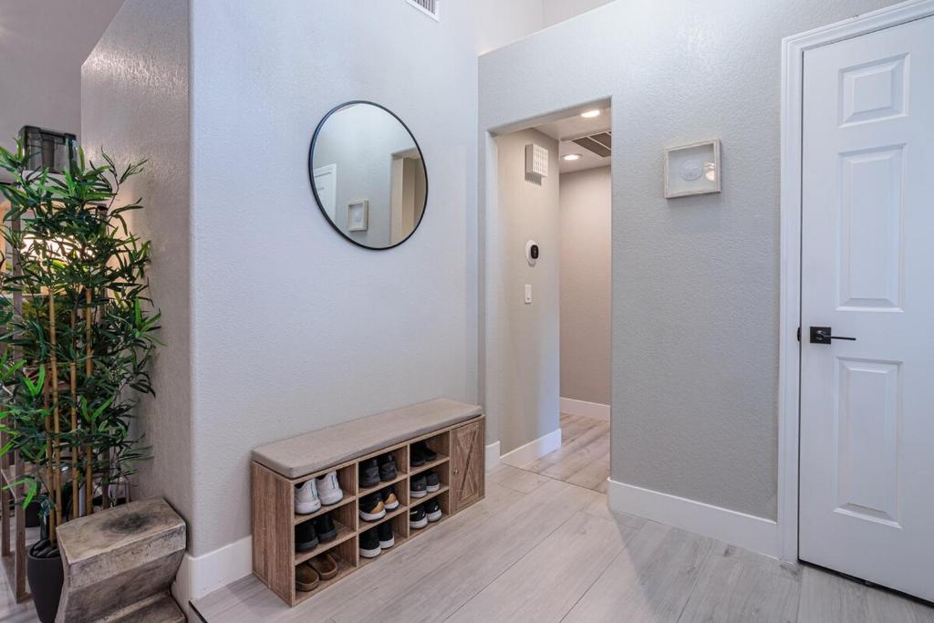 From $87 - Waterfront Townhouse w Pond & Fire Pit U015, Las Vegas, NV