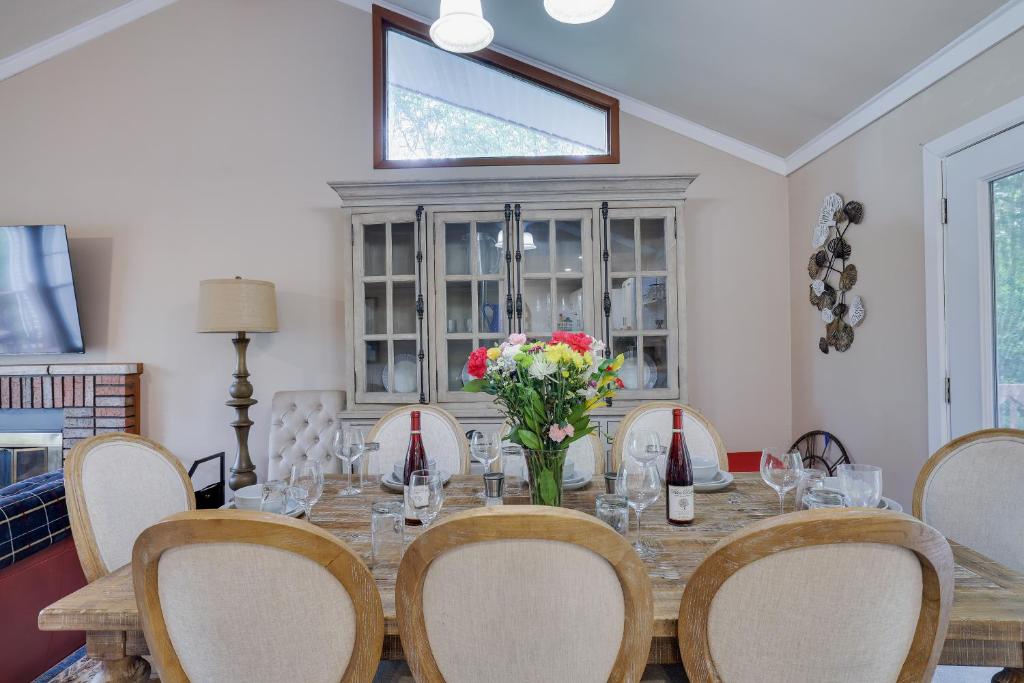 From $76 - Emerald Escape Lake, Theater, Game Room & More, Long Pond, PA