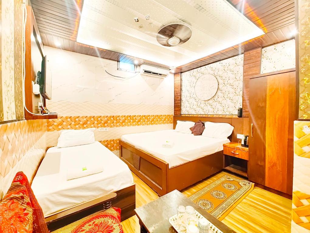 Best Price on Hotel Ayodhya HNU-MAN GH -Near 400m from Ram Mandir ...