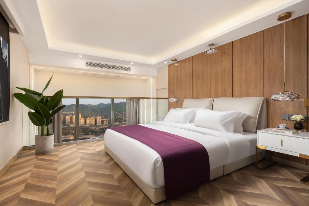 Best Price on Ouchen International Sky River Hotel (Monument to the ...