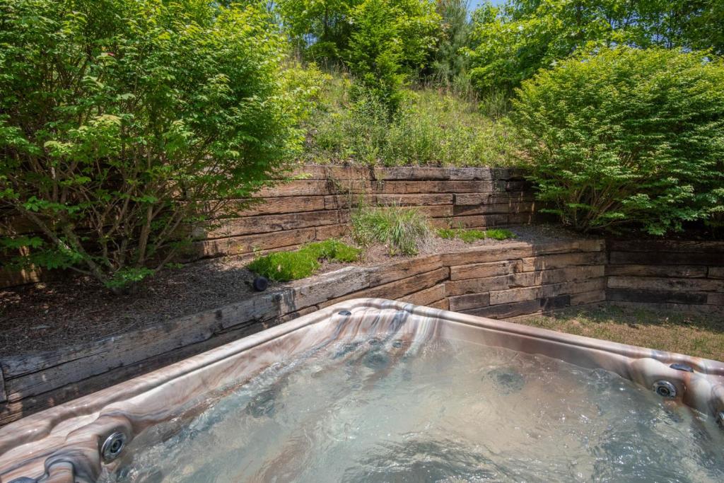 From $51pp - Log Cabin between Boone & J - Hot Tub - Private - Gas ...