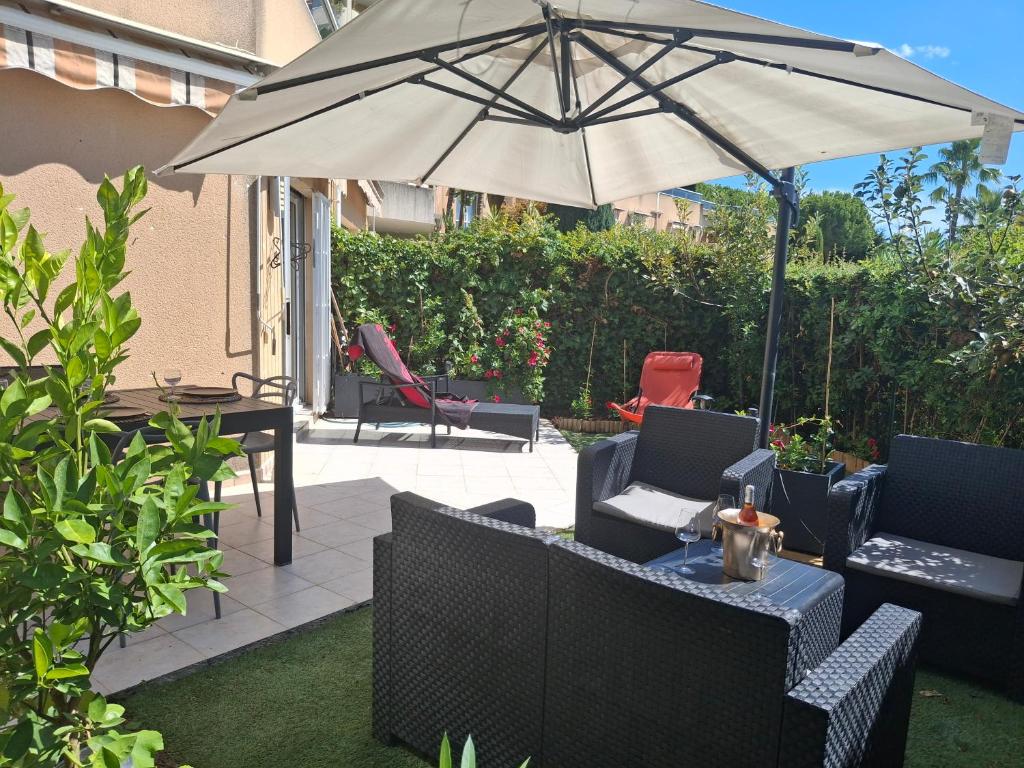 From €51pp - Lovely apartment with private garden and a swimming-pool, Nice
