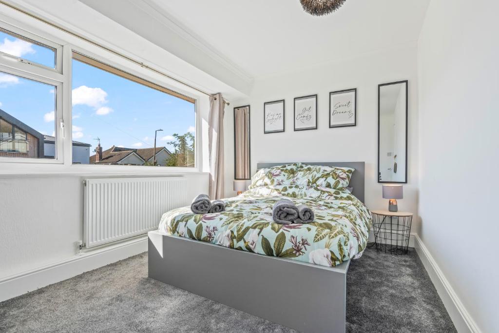 From £70 - Long-Stay Ready in NG13 Bungalow, sleeps 6, Bingham
