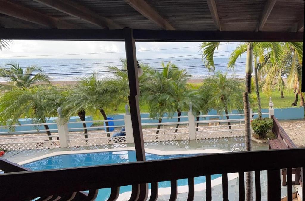 From $17 - Beachfront Omoa Getaway, Pool, Pool Table For 10