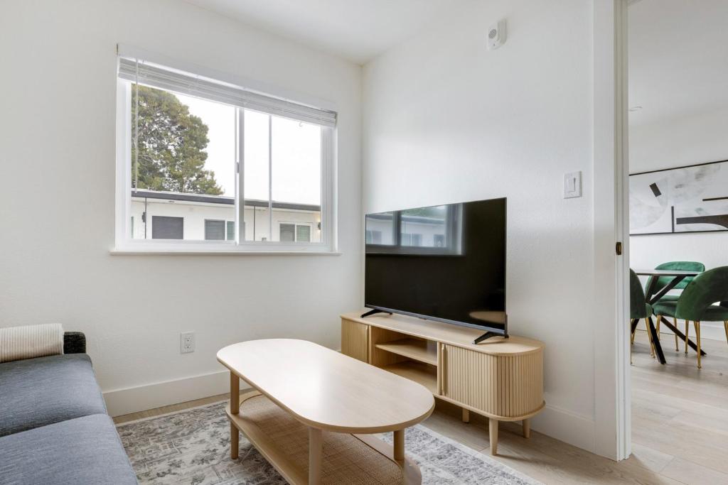 From $51pp - Blueground South Shattuck view nr Berkeley Art Museum SFO ...