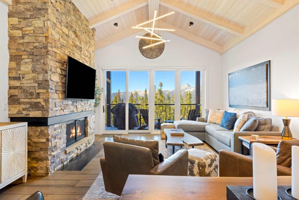 From $57pp - Moonlight Basin Lookout Patio Views & Ski In Out, Big Sky ...