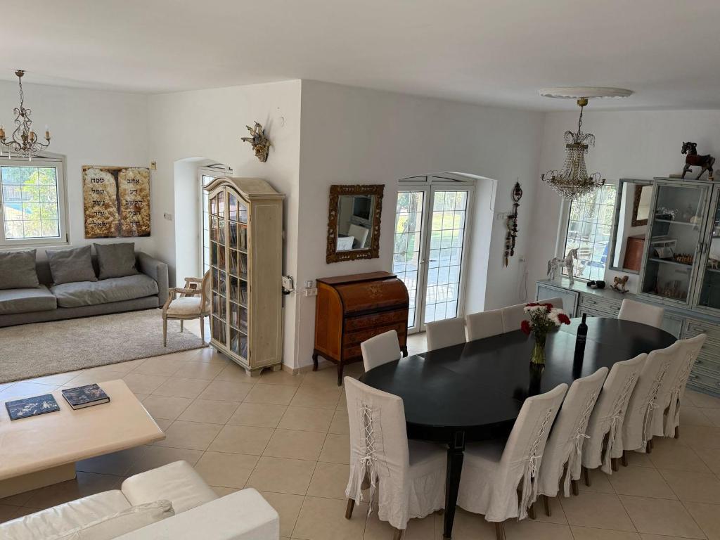 From $69 - Sleeps 12 Family Villa By The Sea W Jacuzzi & Pool, Jisr ez ...