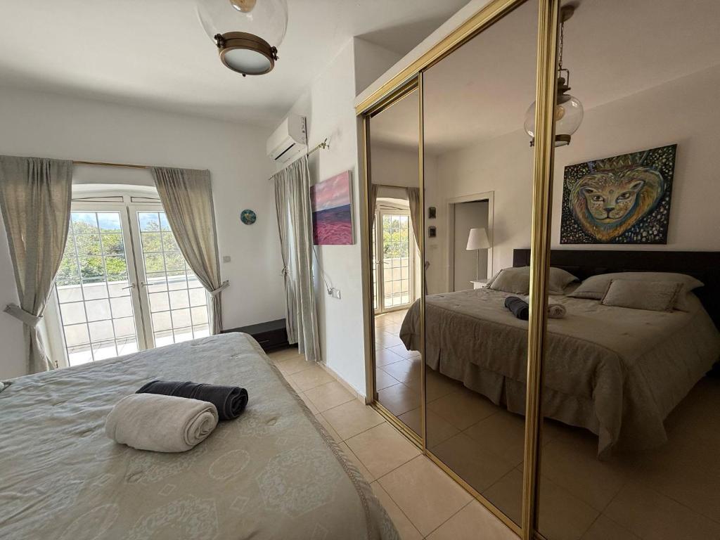 From $69 - Sleeps 12 Family Villa By The Sea W Jacuzzi & Pool, Jisr ez ...