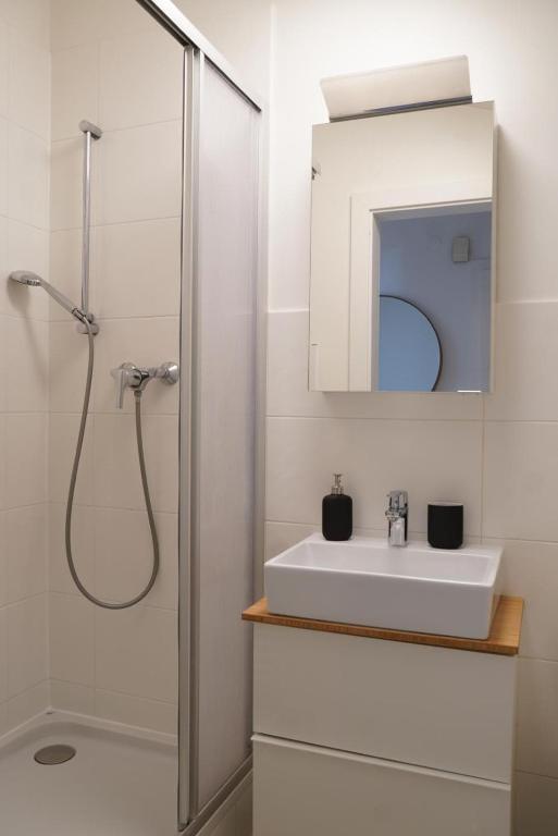 Green oasis with large balcony & parking, Graz from €51pp