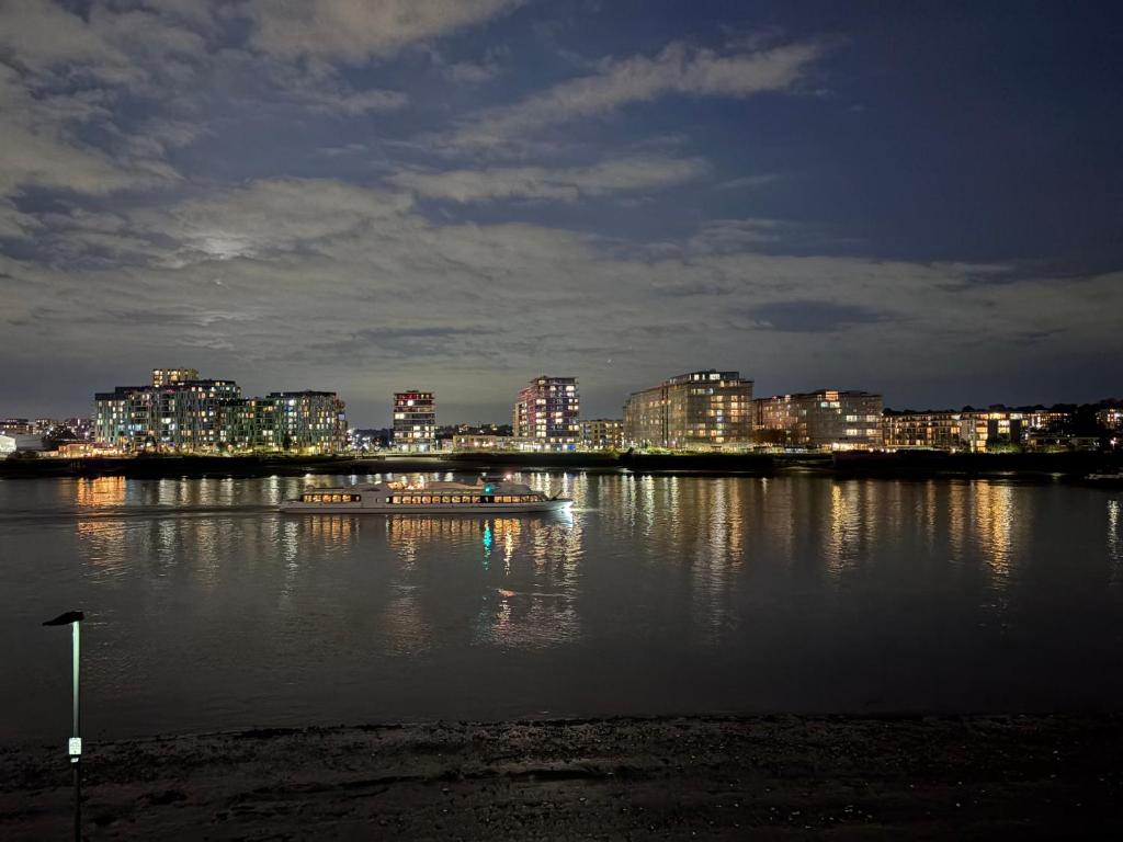 From £66 - Serene River View 2bed near Canary Wharf O2 Excel, Isle of ...