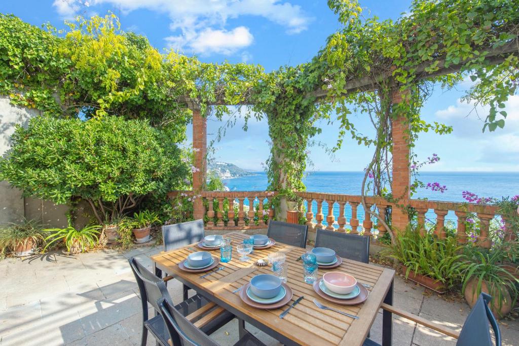 Menton Garavan, paradis face a la mer from €39pp - Book Now