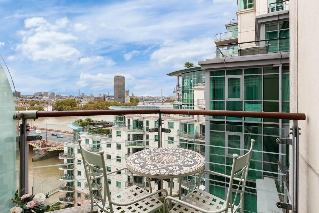 Modern 2 Bed with Balcony & London Eye Views from £45pp