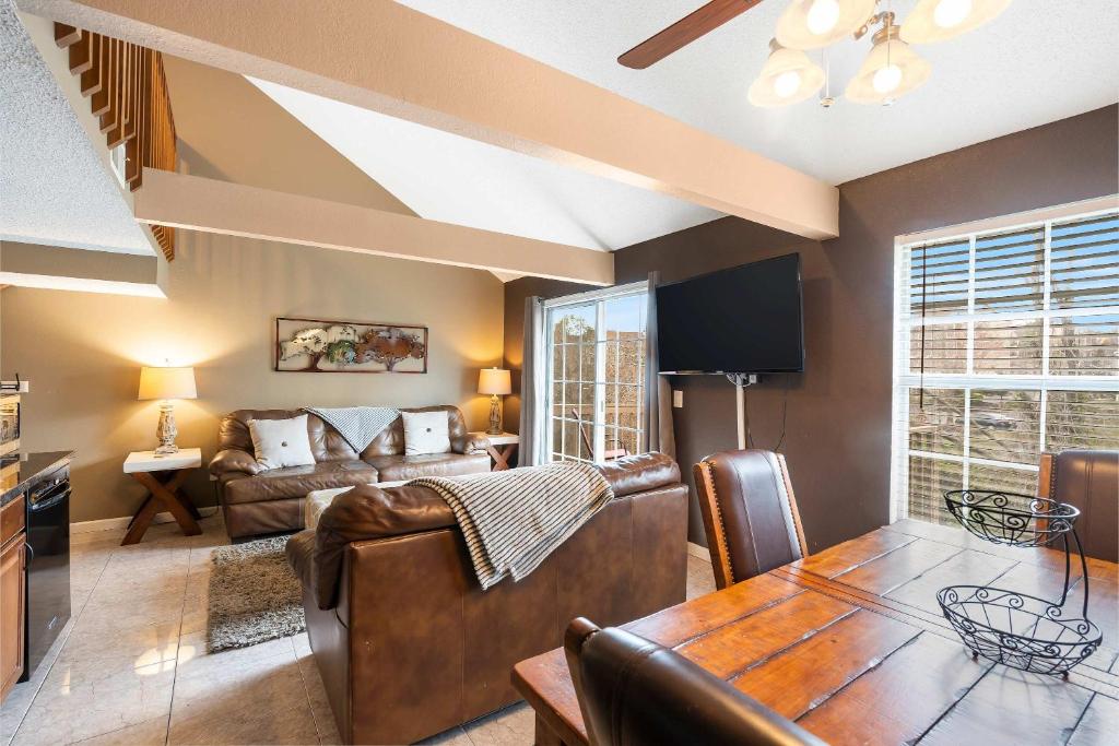 Branson Getaway - Condo for 6 in Epic Location, MO from $67