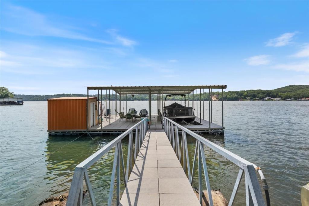 From $62 - 17 Lakefront Acres, Private Dock, Firepit, Pool Table ...