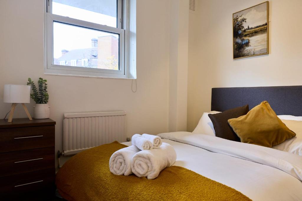 From £54pp - Camden & Kings Cross Family Corner Flat Sleeps 6, Camden ...