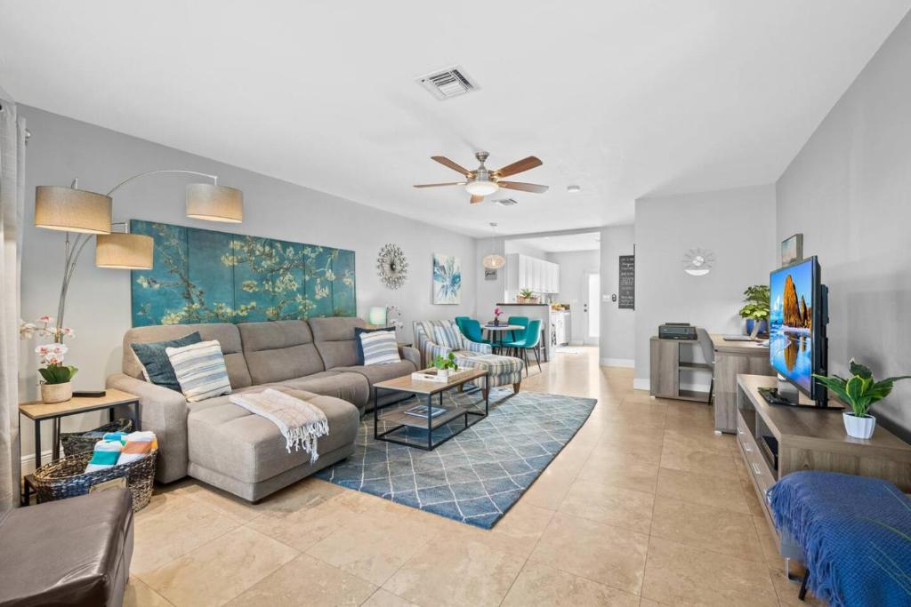 From $74 - 2 bed, steps from Wilton Drive, BBQ, fire pit, Fort ...