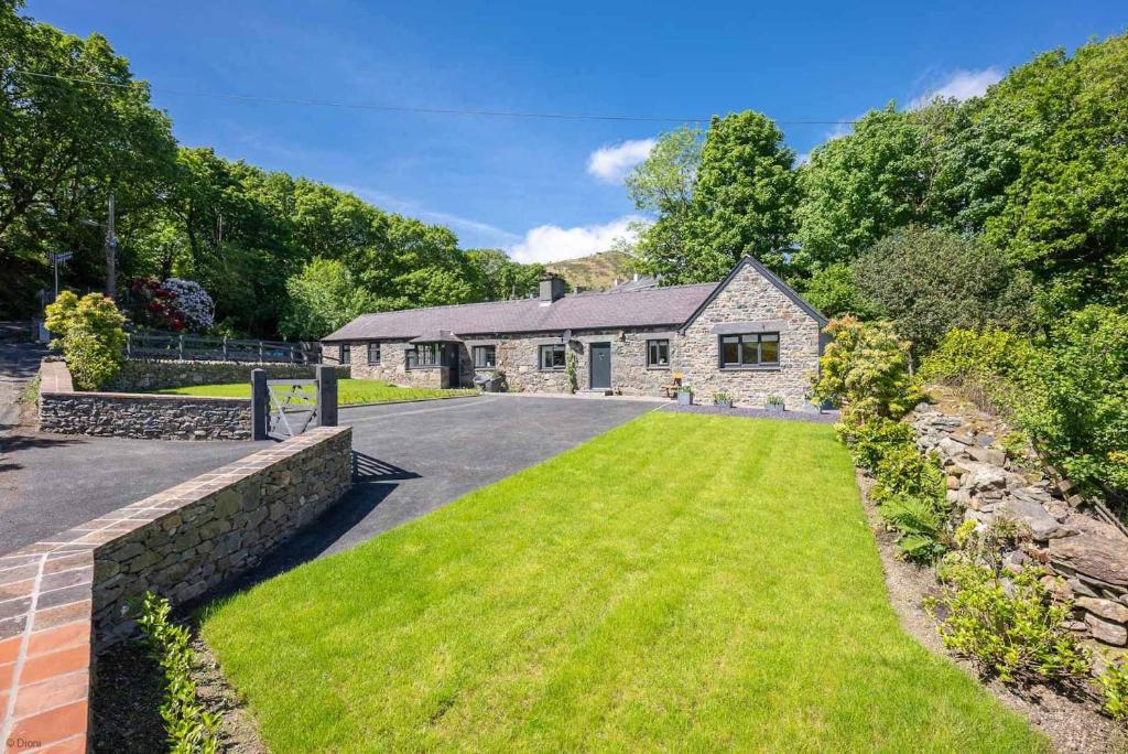 2-Merddyn-Coch, Llanberis from £55pp - Book Now