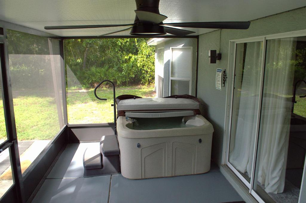 From $52pp - Hot Tub, Game Room, Fire Pit, Rays, Braves Spring, North ...