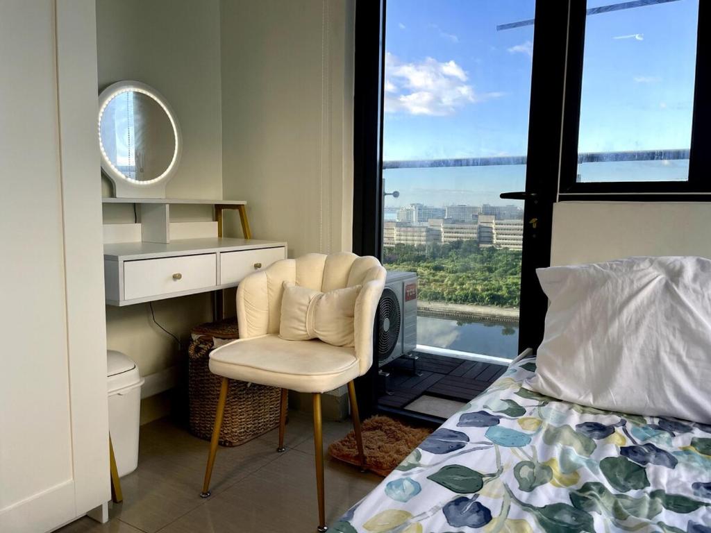 From $13 - Perfect Sunset View in Pasay Near MOA & NAIA, Manila