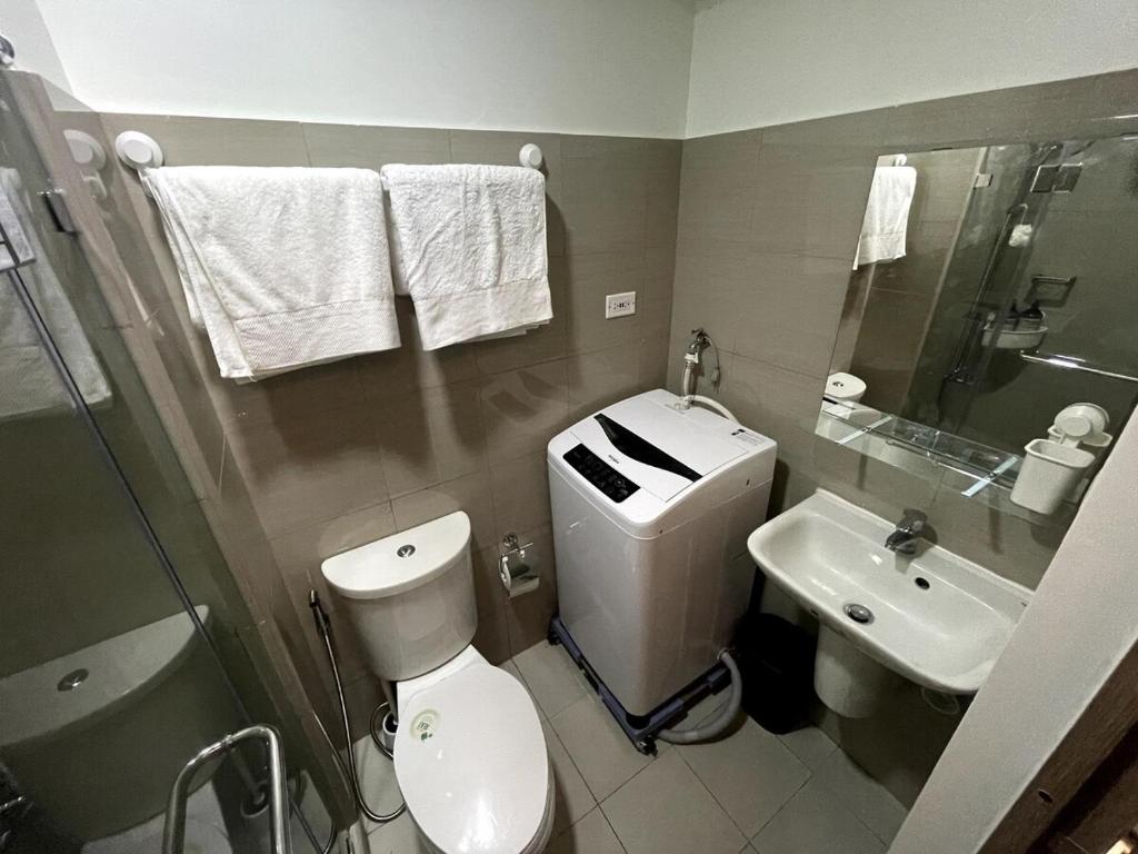 From $13 - Perfect Sunset View in Pasay Near MOA & NAIA, Manila