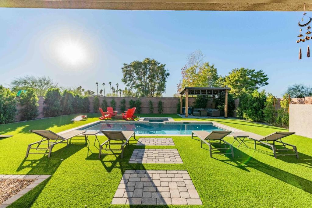 From $53pp - The One Glendale Pool & Spa State Farm, Shamrock Mobile ...