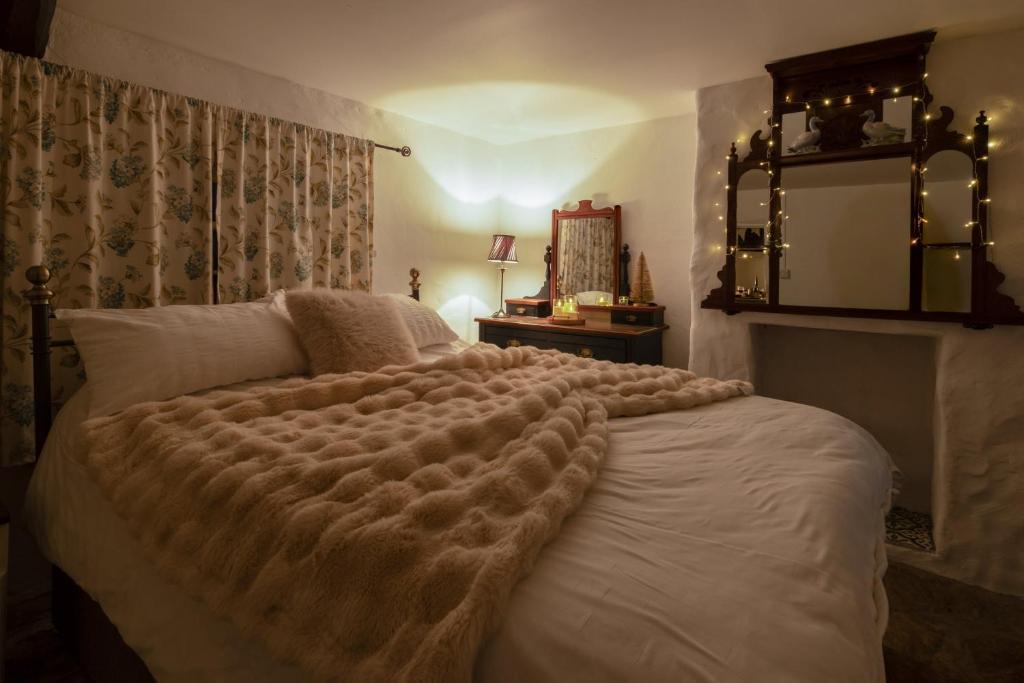 From £53pp - Cissy's Cottage - traditional thatched cottage, on the ...