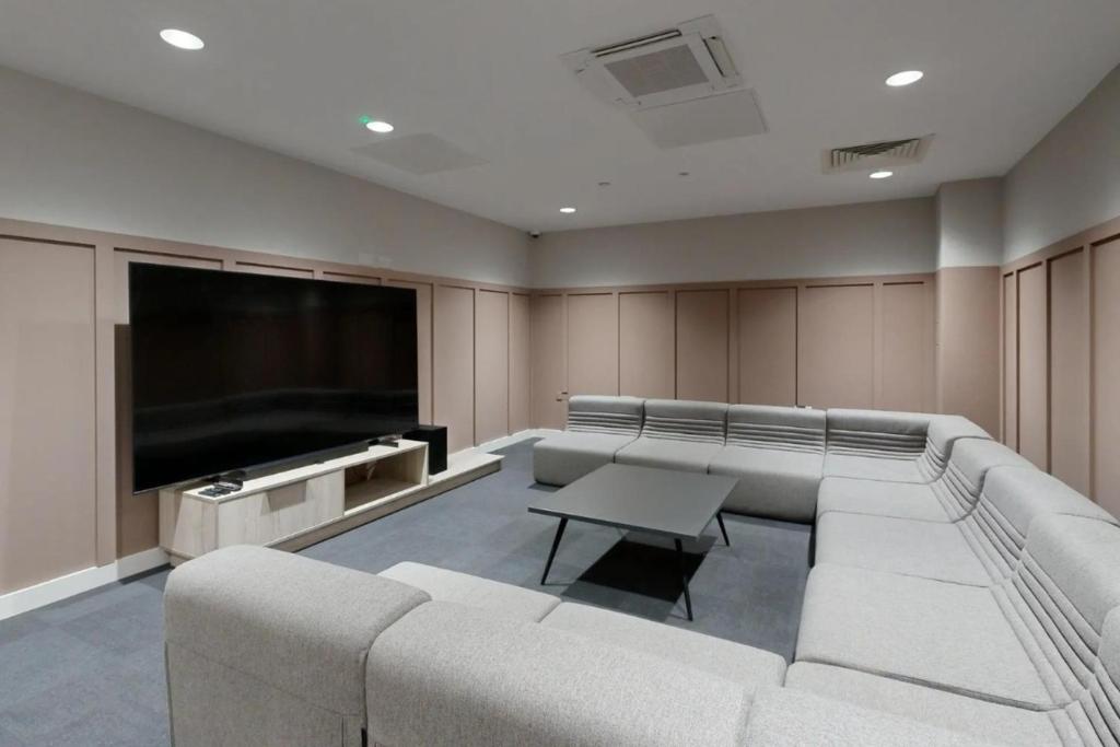 From £94 - Bright & Spacious Mid-Level Studio at Briggate Studios Leeds ...