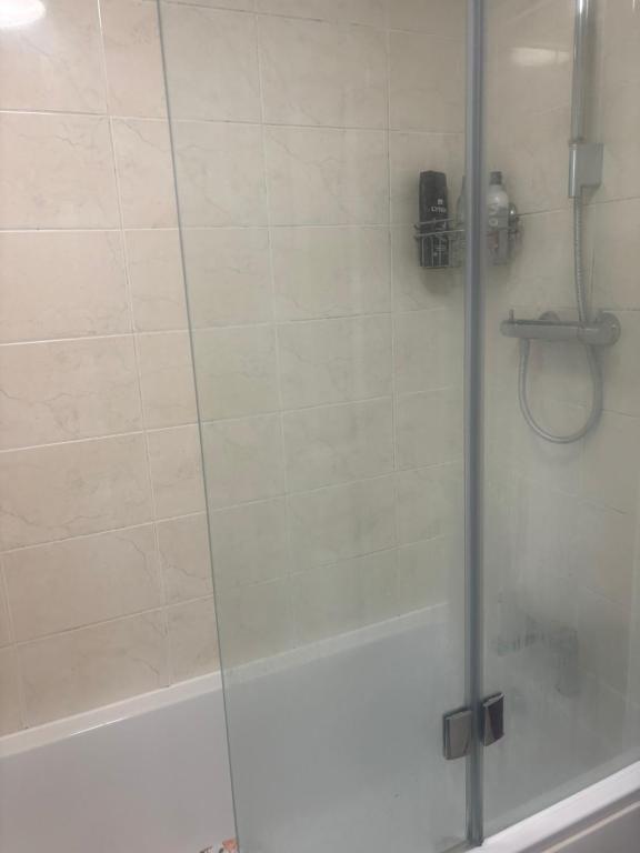 Geoma luxury Room 2, Hull from £56pp - Book Now