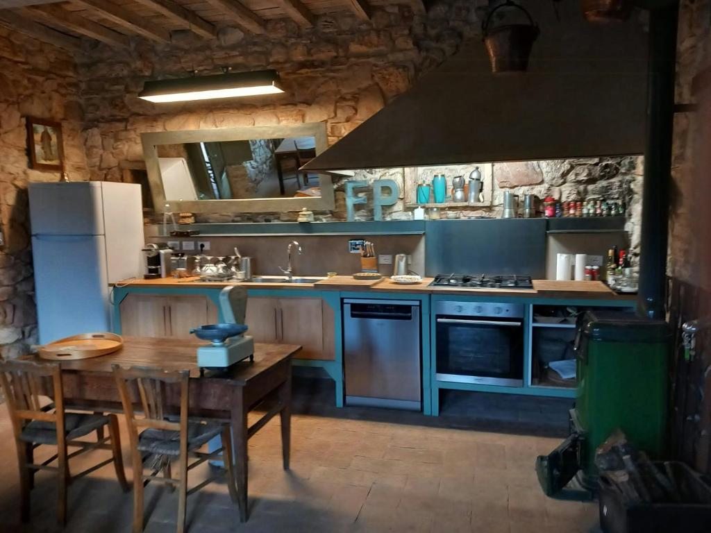 Stone Farmhouse With Views Of Todi, Massa Martana from €55pp
