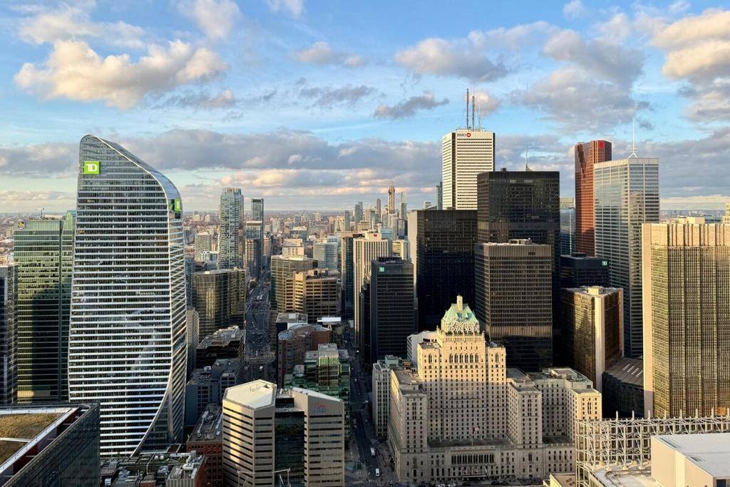 From $58pp - 60th Floor Luxury SkySuite 3BD Lake & City Views, Toronto