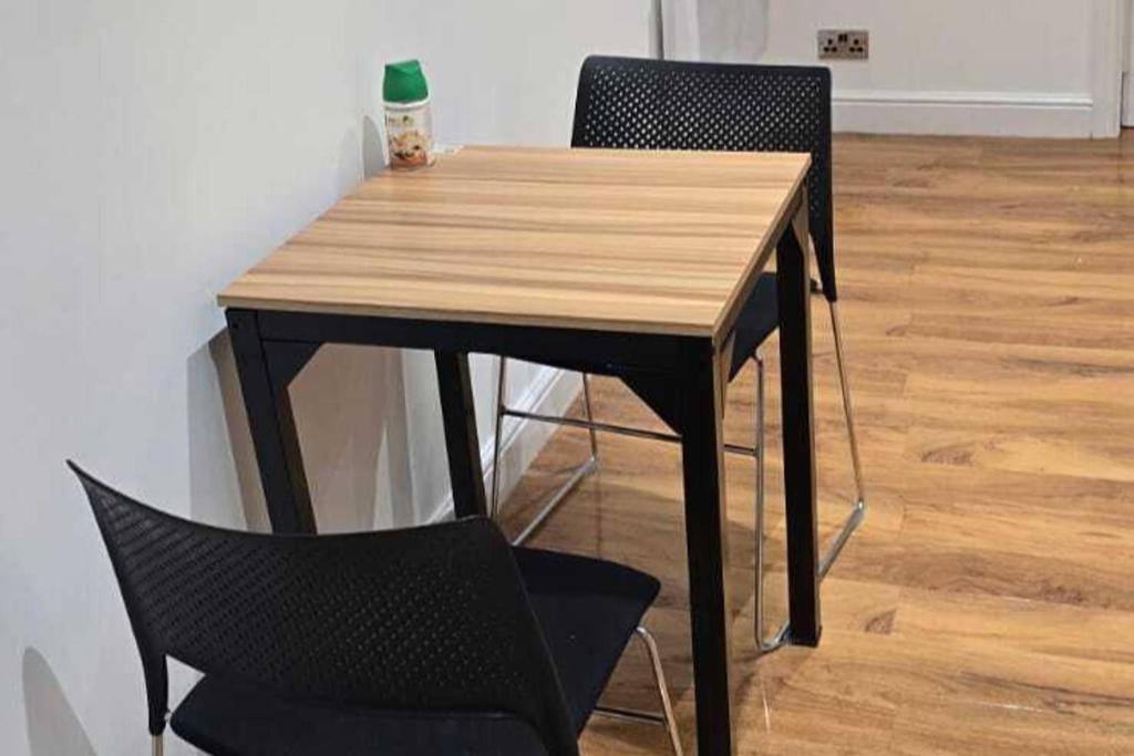 From £40pp - Milton Keynes Studio 2 Minute drive to City Centre, Broughton