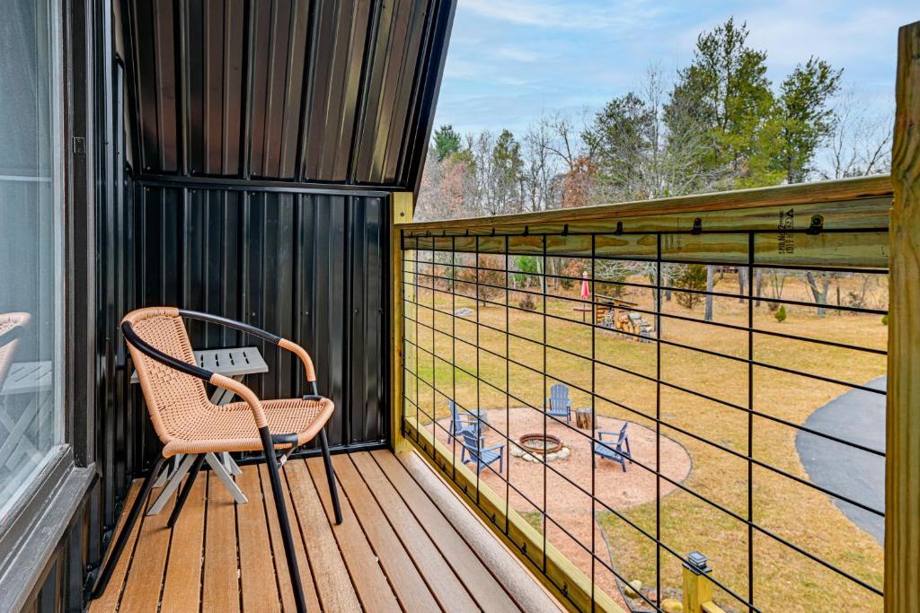 From $54pp - Cozy A-Frame Cabin Steps to Lake Camelot Beach, New Rome, WI