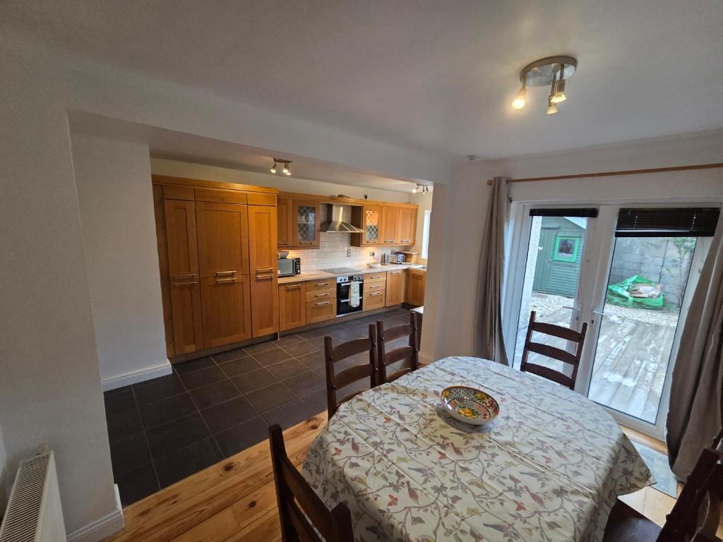 From €98 - Eagle Valley , Wilton 4BR Extended Stays near CUH & UCC ...