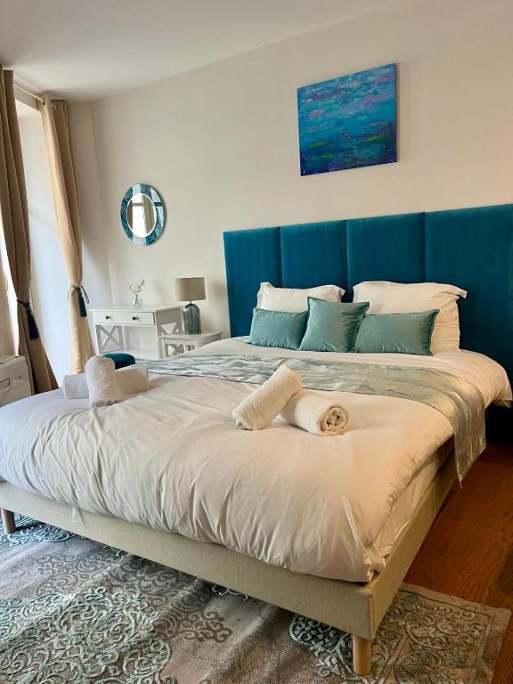 From €76 - LB Vacation Rentals I Large Superieure Room with Balcony I Casa d'Azur, Cannes