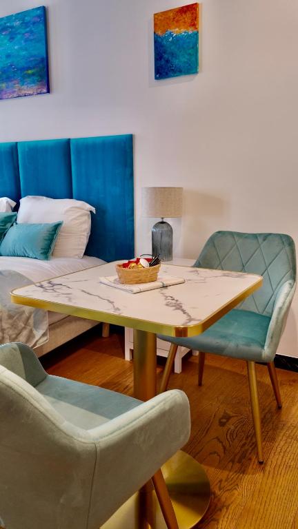 From €76 - LB Vacation Rentals I Large Superieure Room with Balcony I Casa d'Azur, Cannes