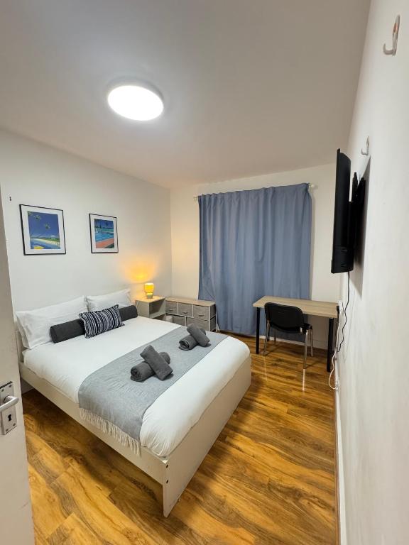 From £64 - Modern 2 bed, 5min walk to Station - Near O2, ExCeL & Canary ...
