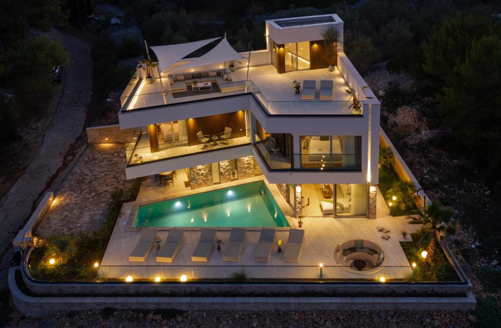 Luxury villa Zara, first row to the sea, Kali from €31
