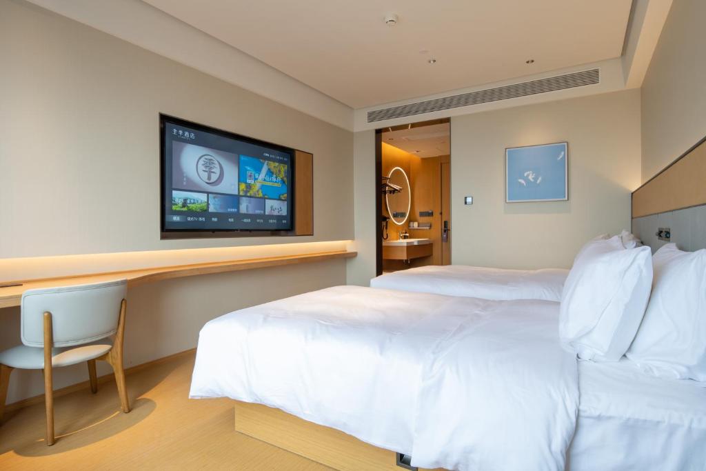 From $67 - JI Hotel Chongqing Central Park Longhu Paradise Walk