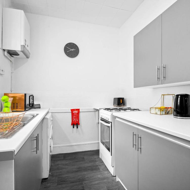 From £69 - Stylish Three Bedroom House - Parking - Garden - Netflix ...