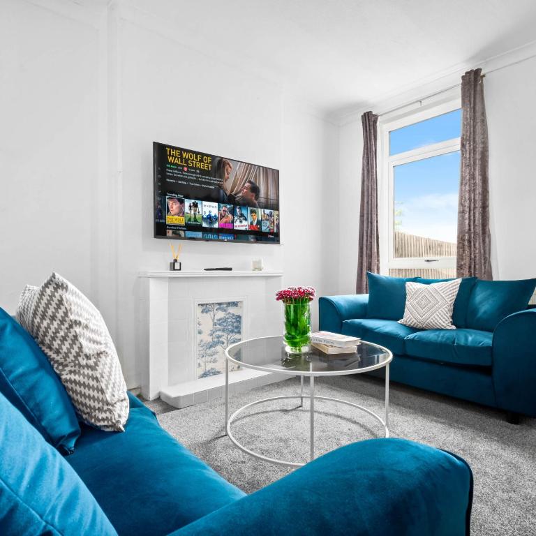 From £69 - Stylish Three Bedroom House - Parking - Garden - Netflix ...