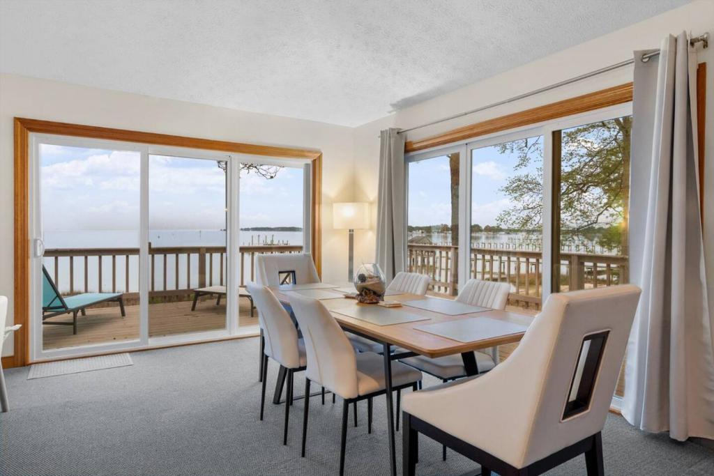 From $66 - Adventures on the Bay - Bayfront Escape, Private Dock, Large ...