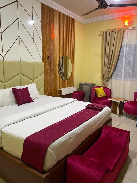 Edmondrooms and suites hotel, Mama from $54 - Book Now