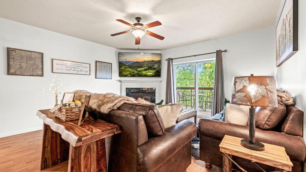 CL605 The Riverside Retreat Pigeon Forge, TN from $49pp