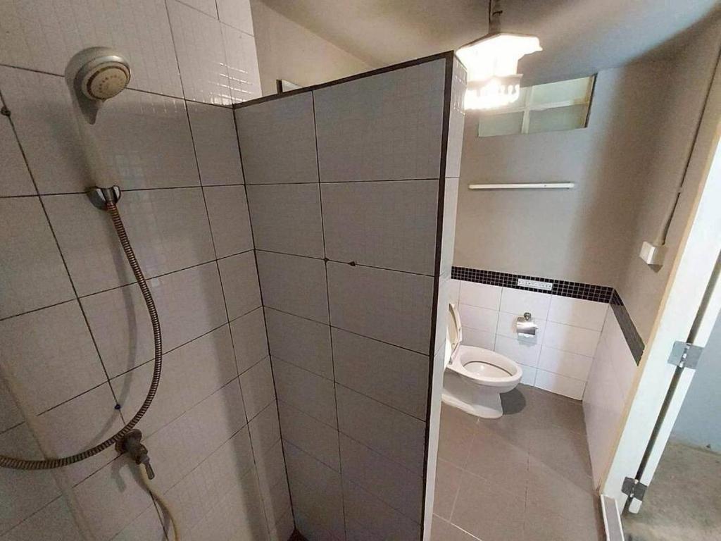 From $17 - Fan Room Near Bangkok hospital Across Night market, Ban Ket Ho