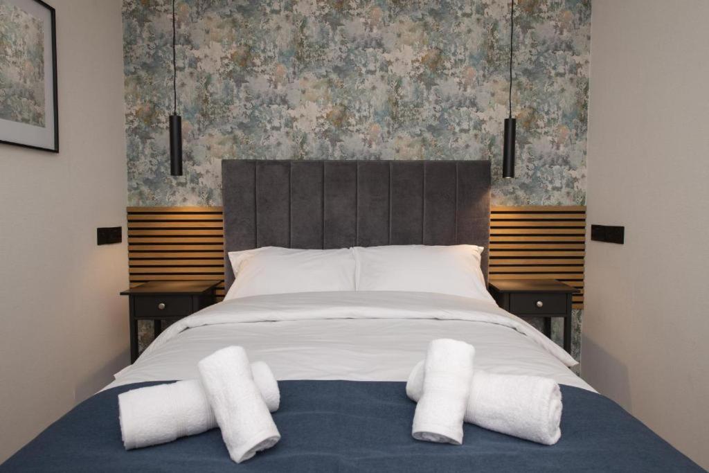 From £74 - Amber Serviced Room 15 Self Check-In Accommodation, Hull