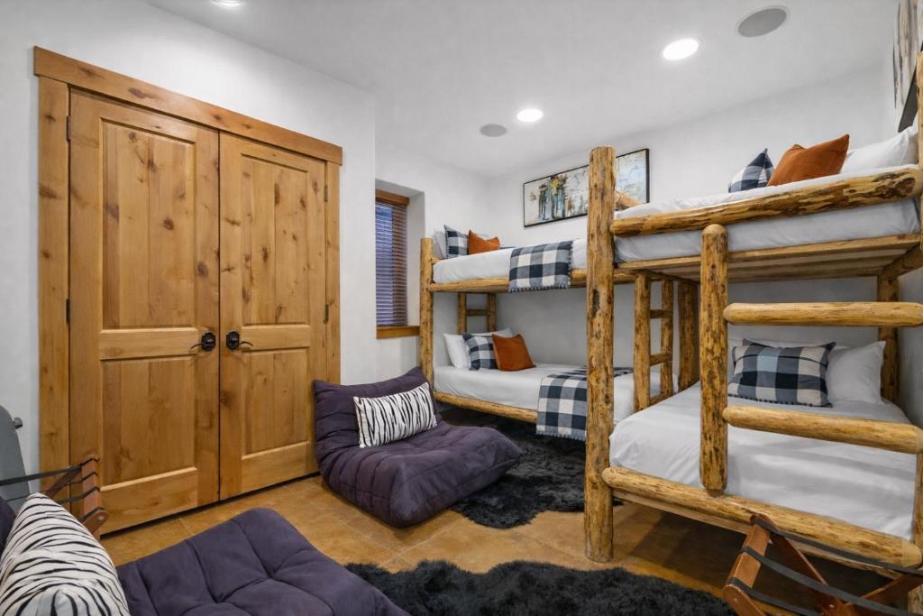 502 Woodside Gold Coast! by SkyRun Park City, UT from $76