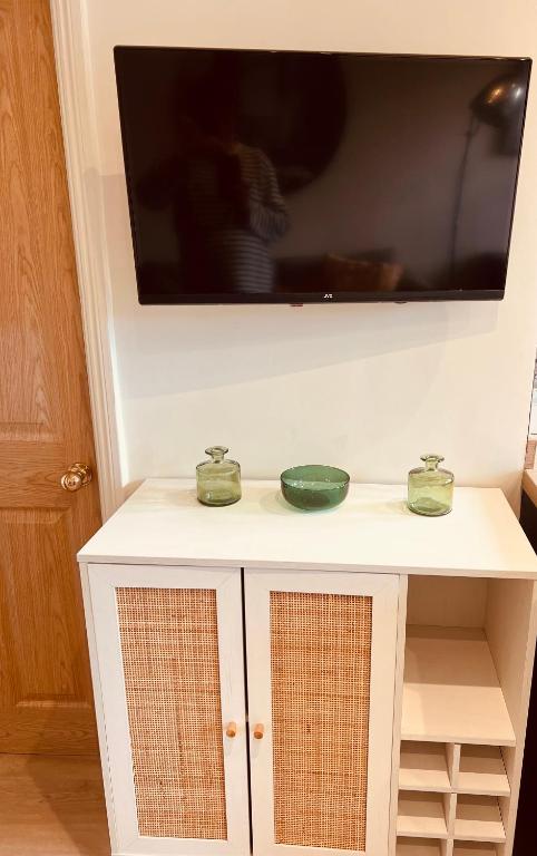 Cosy flat in the heart of West London from £55pp - Book Now