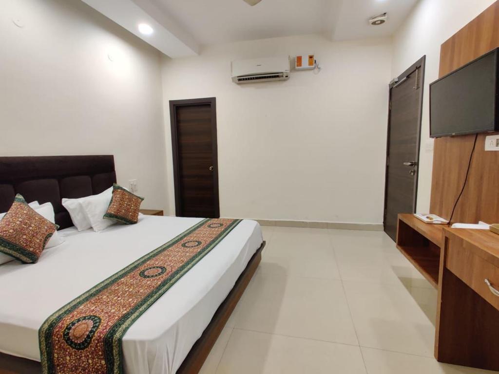 From $14 - HOTEL CLASSIC COMFORT inn 100 METER FROM GOLDEN TEMPLE, Amritsar